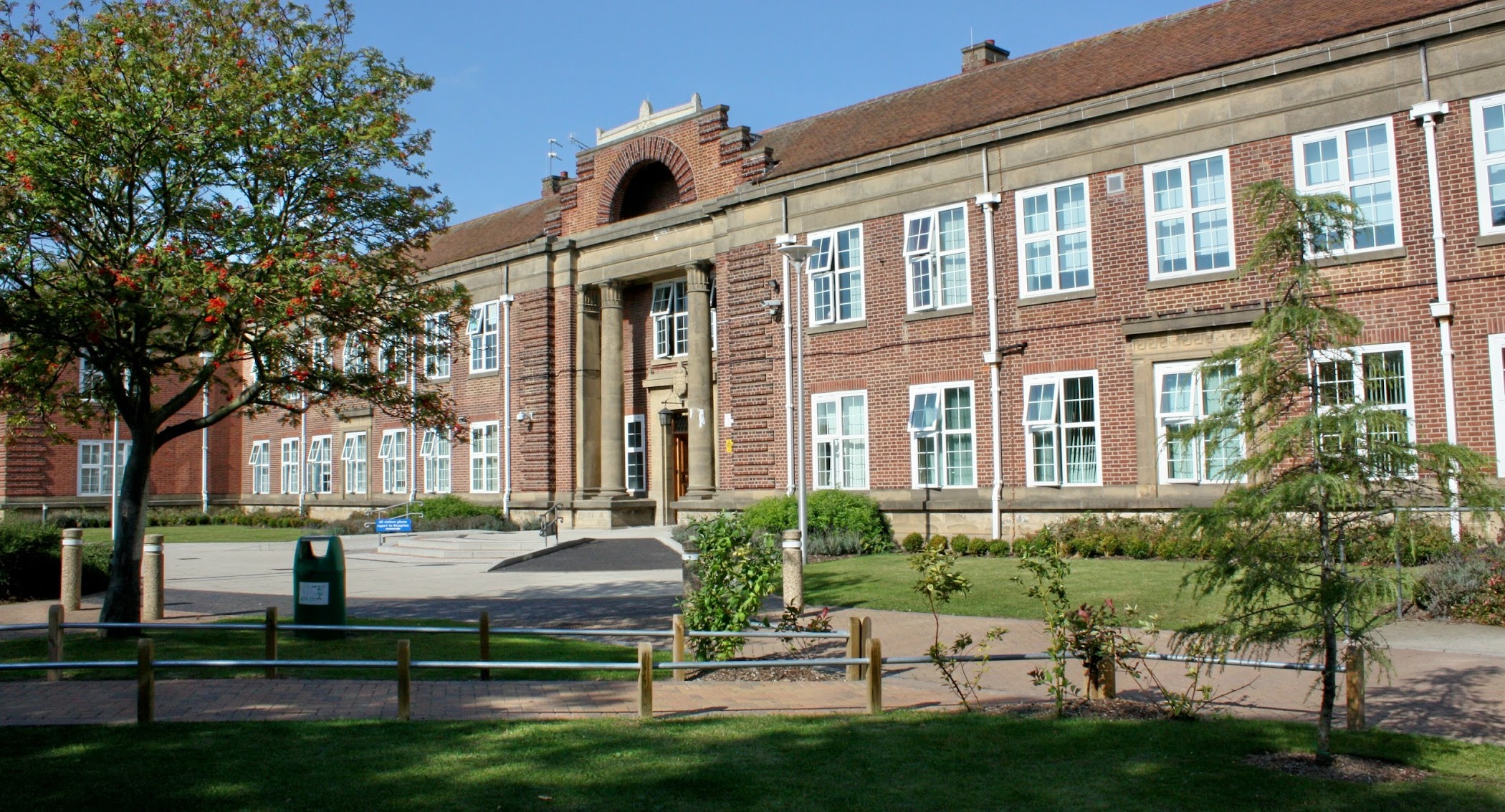 Clacton County High School | UK 🇬🇧 – TortoisePath | SchoolFinder 🎓