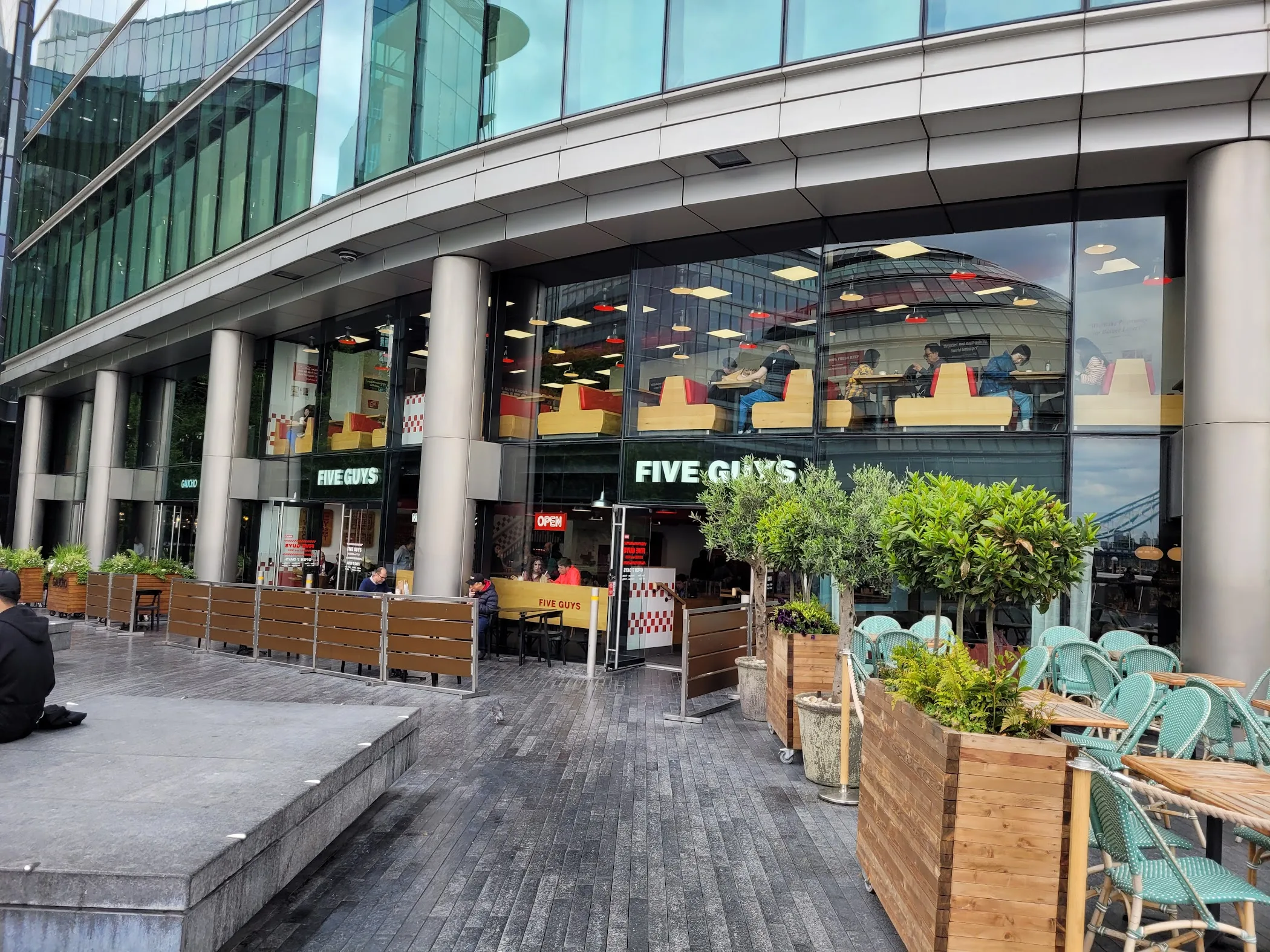 Five Guys | Tower Bridge | London – TortoisePath | United Kingdom 🇬🇧