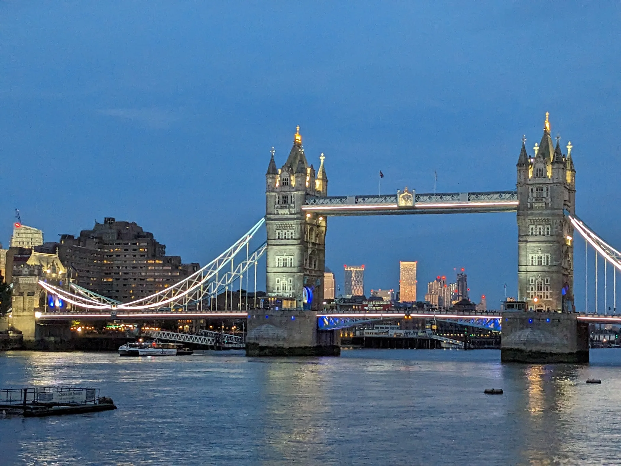 Five Guys | Tower Bridge | London – TortoisePath | United Kingdom 🇬🇧
