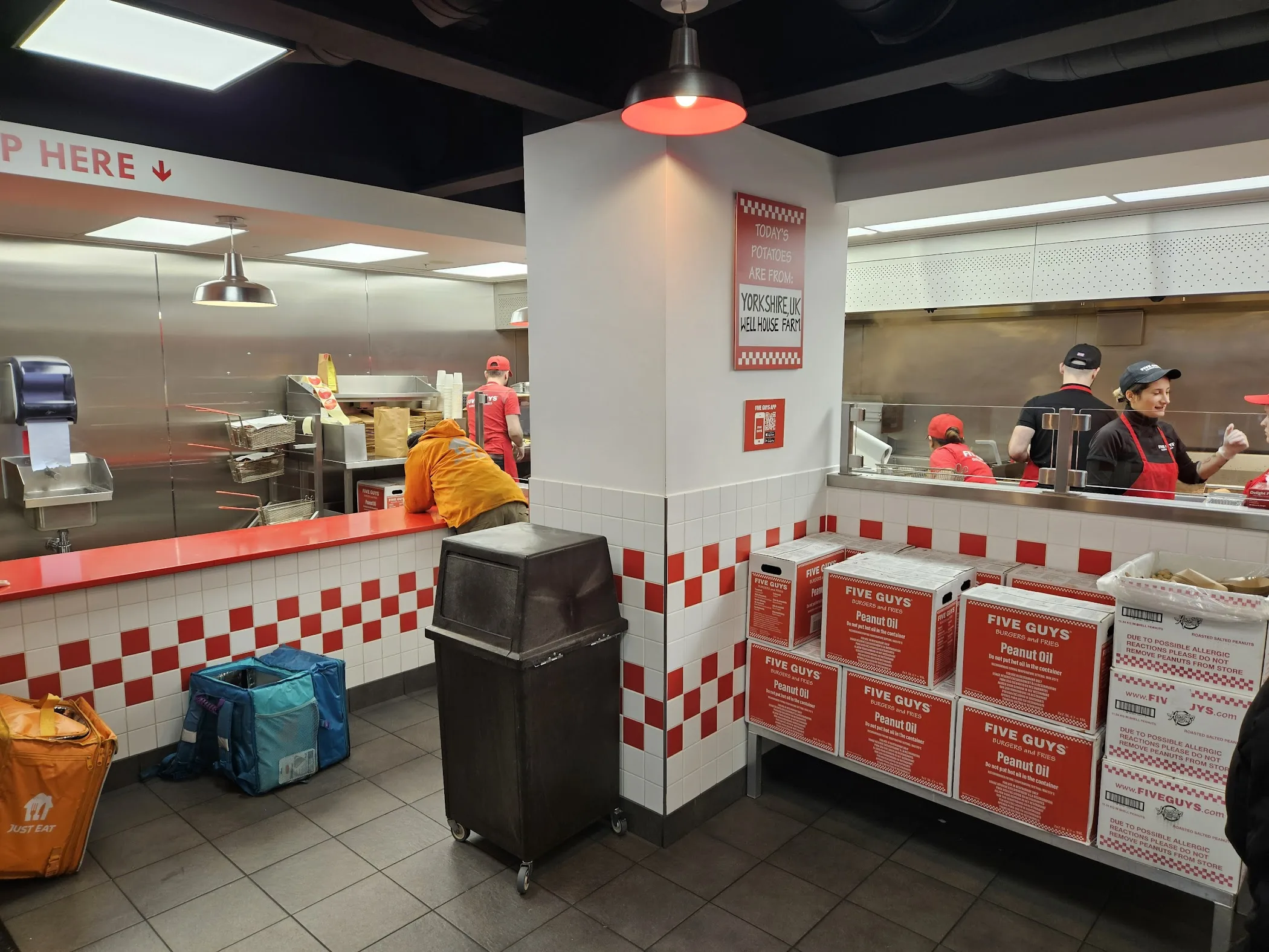 Five Guys | Tower Bridge | London – TortoisePath | United Kingdom 🇬🇧